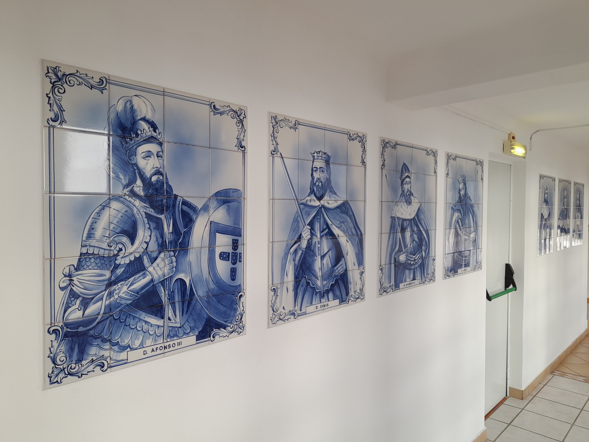 Painel azulejo pintado à mão azul e branco motivo Florão | Mósdecor